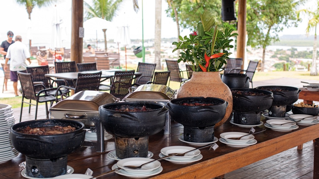 "Feijoada Histórica: Tradição Gastronômica em Porto Seguro Eco Bahia ...