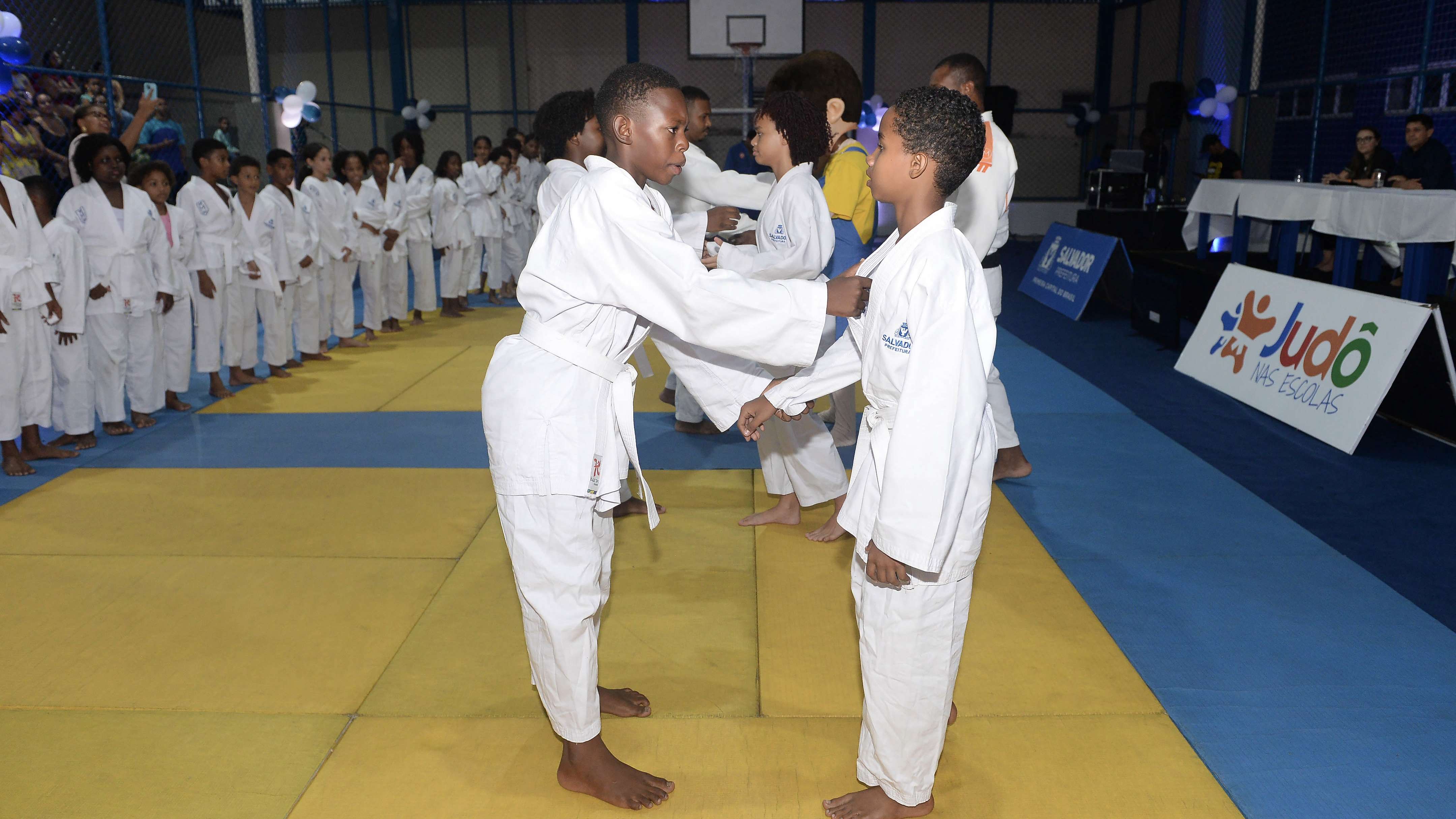 Projeto Judô nas escolas recebe novos quimonos em parceria com comitê olímpico brasileiro - News ...